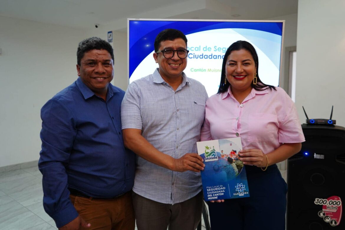 a alcaldesa de Muisne participó de la entrega oficial del Plan Cantonal ...